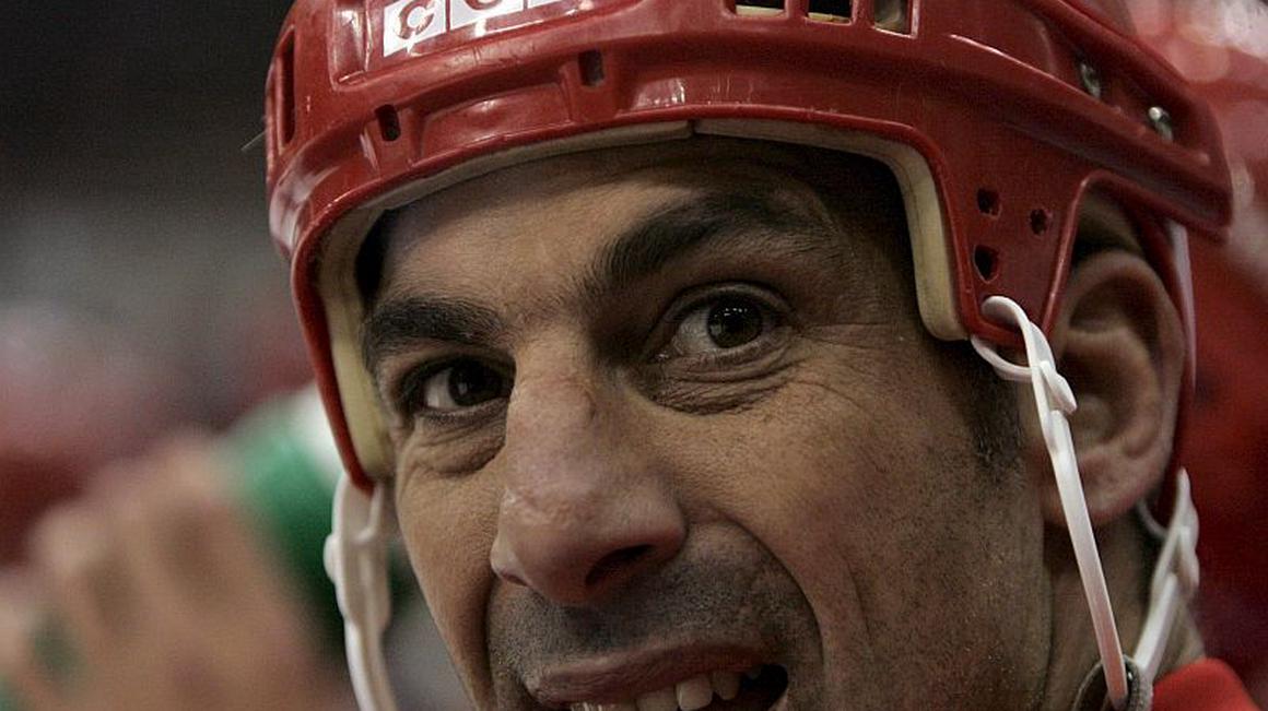 Chris Chelios obesil drsalke na klin, a ostaja v hokeju - RTVSLO.si