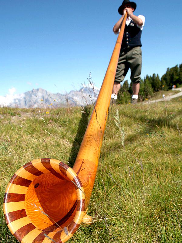 Foto in video: Na desetine alpskih rogov je zatrobilo v nebo - RTVSLO.si