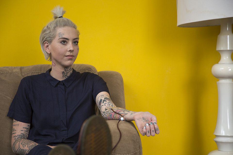 Umetnica svojo popotnico Trumpovi Ameriki napisala s krvjo - RTVSLO.si